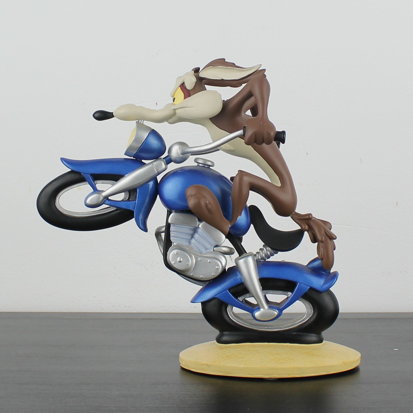 Wile E Coyote riding a motorcycle statue - Demons et Merveilles