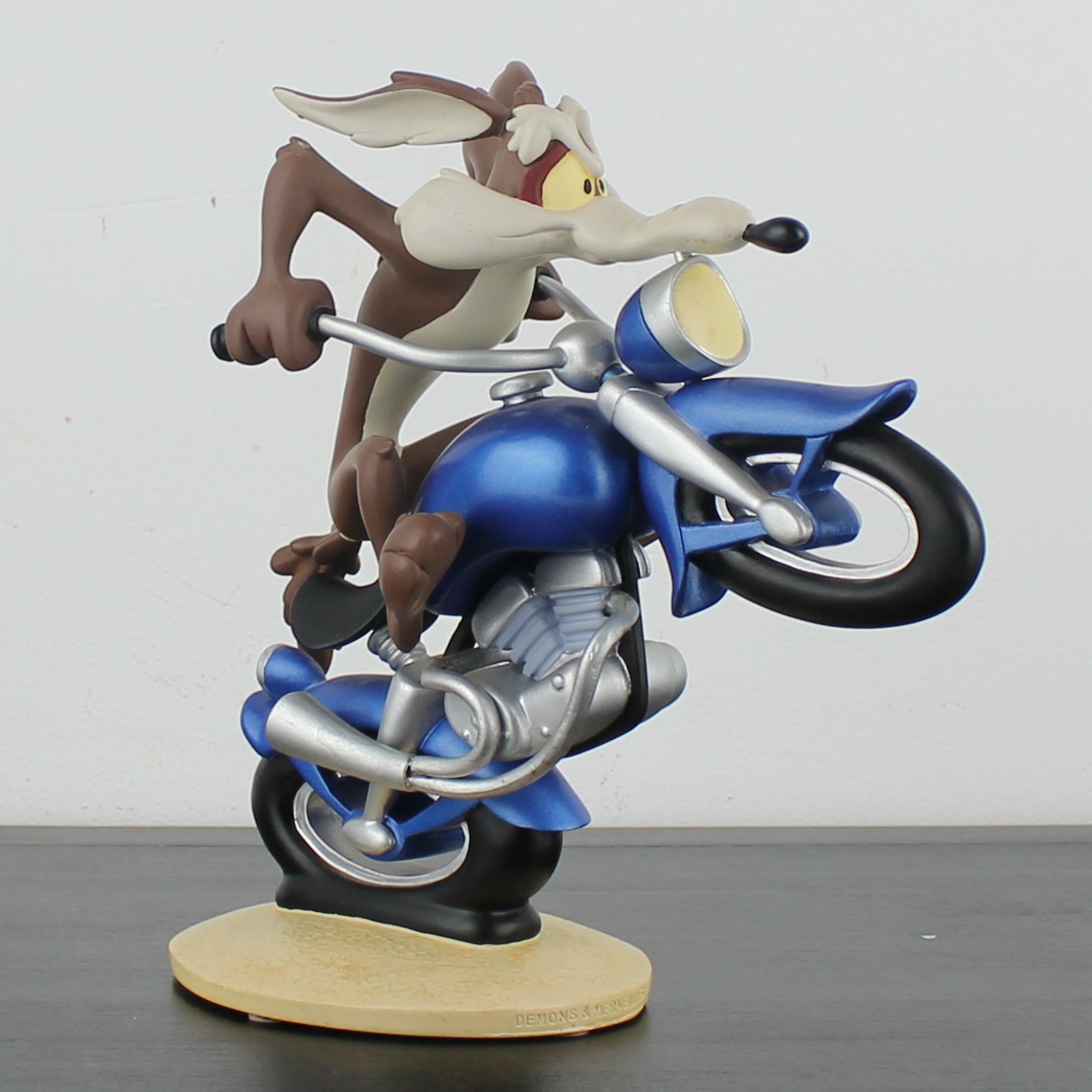 Wile E Coyote riding a motorcycle statue - Demons et Merveilles