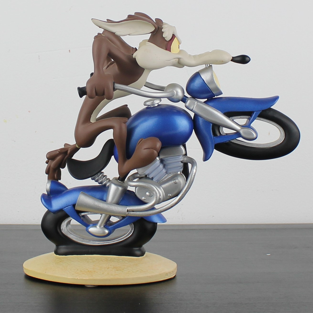 Wile E Coyote riding a motorcycle statue - Demons et Merveilles